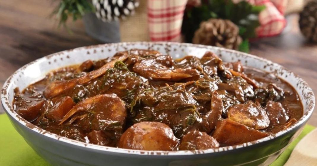 Romeritos con mole, el platillo típico en la Cena de Navidad