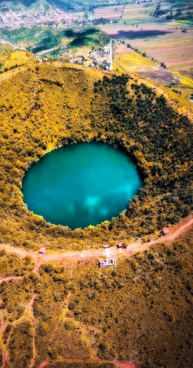Alberca de los Espinos, un bello lago en medio de un volcán en Michoacán